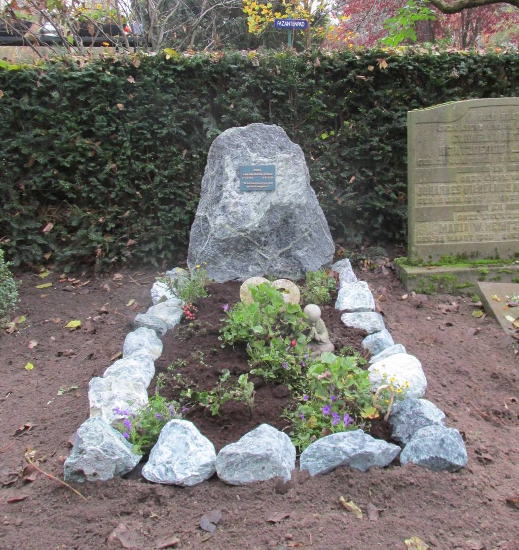 Ruwe grafstenen, grafmonumenten gemaakt door de natuur!
